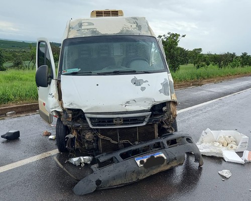 Van atinge carro e depois carreta durante chuva e deixa feridos na BR 146, em Serra do Salitre