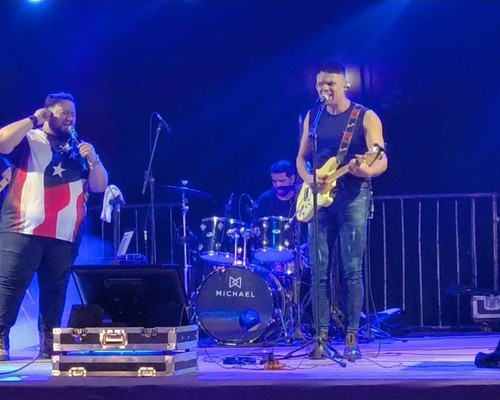 Roger e Ryan cantam modas sertanejas e animam público na Vila Unipam