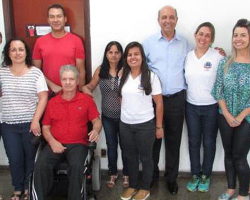 Pacientes da Clínica Totó Veloso recebem cadeiras de rodas monobloco e ...