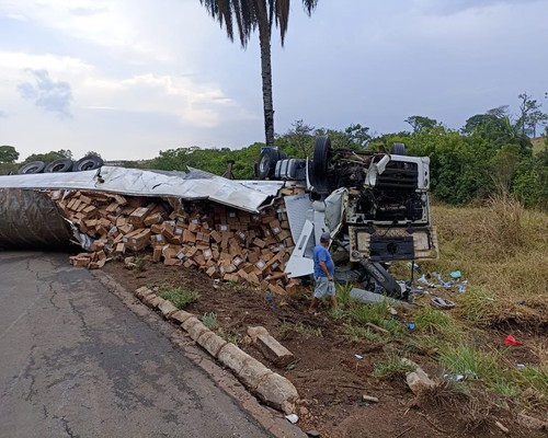 Carreta carregada com roupas tomba na BR365 e interdita uma das pistas