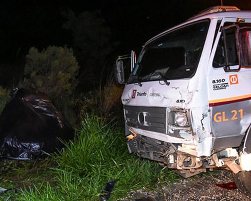 Acidente entre carro e guincho deixa uma pessoa morta e outra ferida na BR262