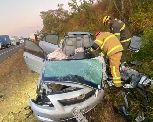 Motorista fica preso às ferragens após carros baterem de frente na BR365