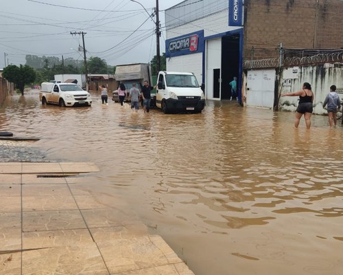 Enchente deixa 51 famílias desabrigadas e Prefeito pede ajuda de ...