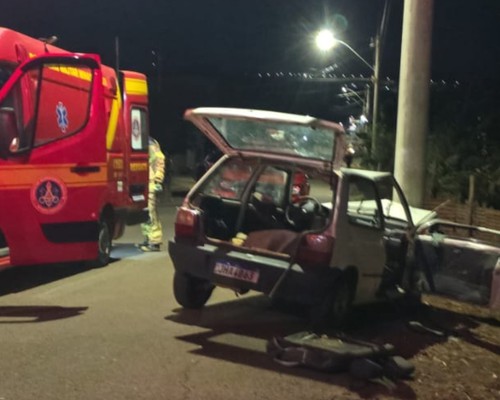 Motorista perde o controle de carro, bate em poste e quatro pessoas ficam feridas, em Patos de Minas